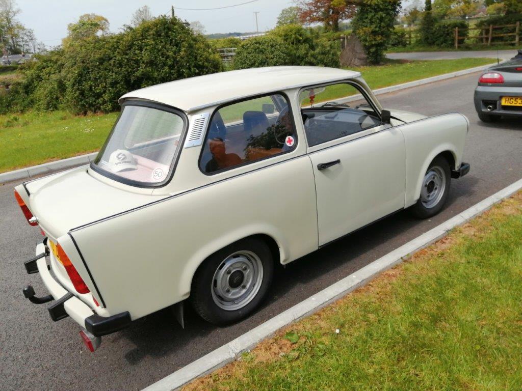 Classic cars visit Puddington café – Gift Cafe
